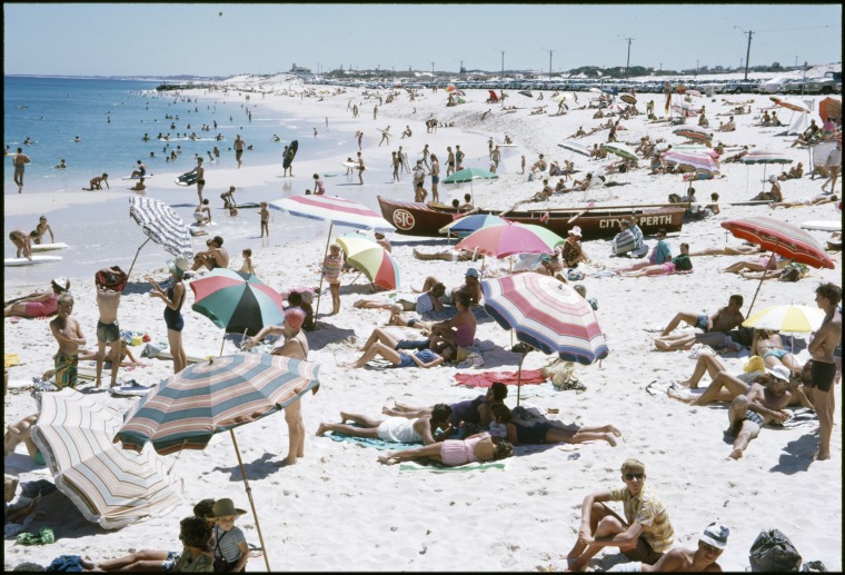 Beachgoers on City Beach. - JPG 150.6 KB