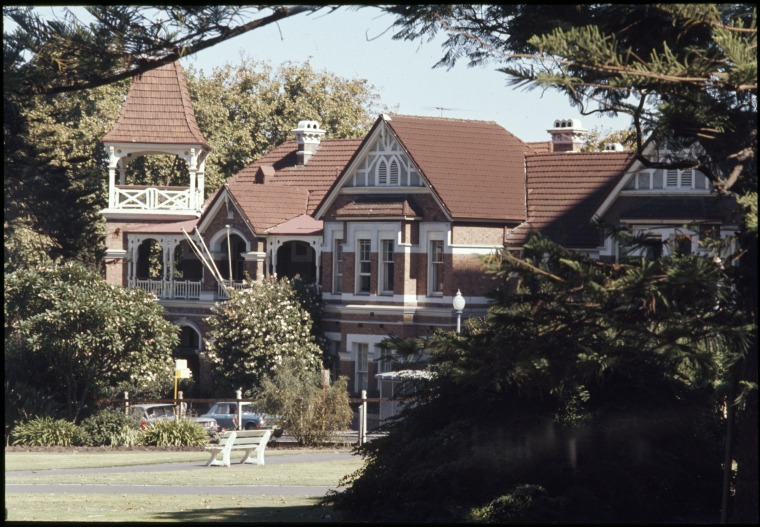 The Weld Club from Stirling Gardens. - JPG 152.2 KB