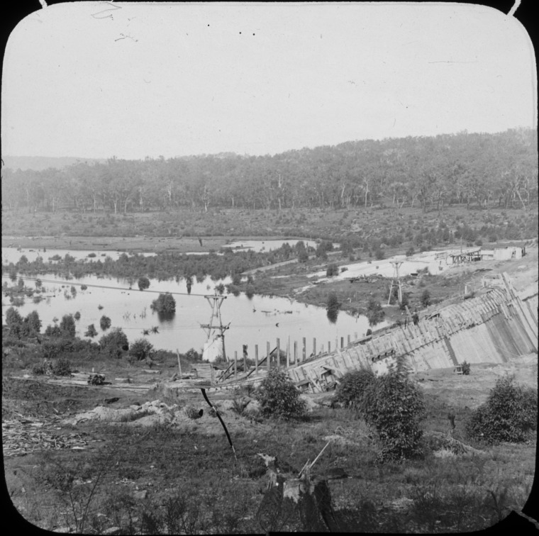 Harvey weir under construction. - JPG 148.7 KB
