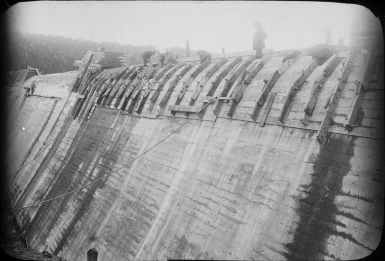 Harvey weir under construction. - JPG 105.4 KB