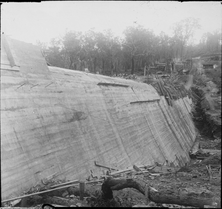 Harvey weir under construction. - JPG 140.6 KB