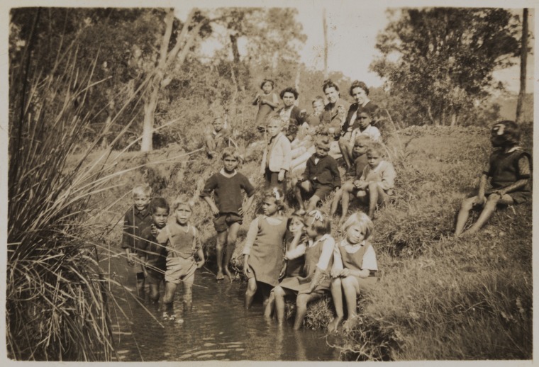 Margaret Schenk and Kath Tuckwell visiting Gladys Vincent and children ...