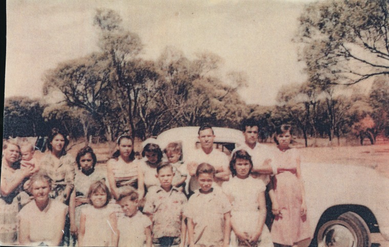 Jetta family group at Doodaline Quarry in the 1960s. - JPG 122.6 KB