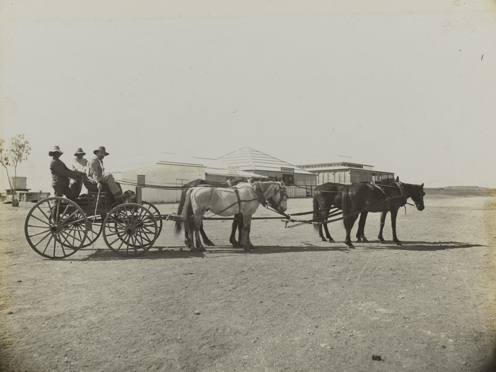 Mail coach leaving Marble Bar for Nullagine. - JPG 418.4 KB