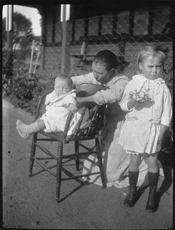 Mrs Dawson & children at the House of Grace, Williams. - JPG 105.1 KB