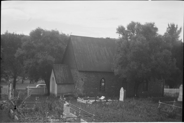 St. Philip's Church and graveyard, Culham, 6 November 1949. - JPG 74.9 KB