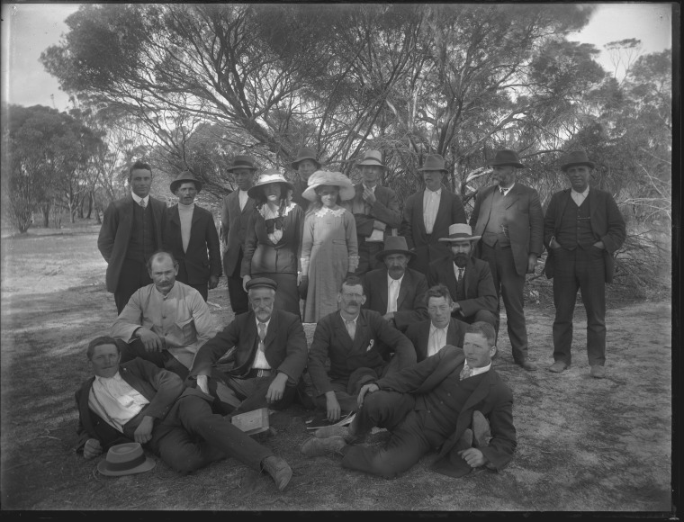 Members of the Ongerup Progress Association. - JPG 135.3 KB