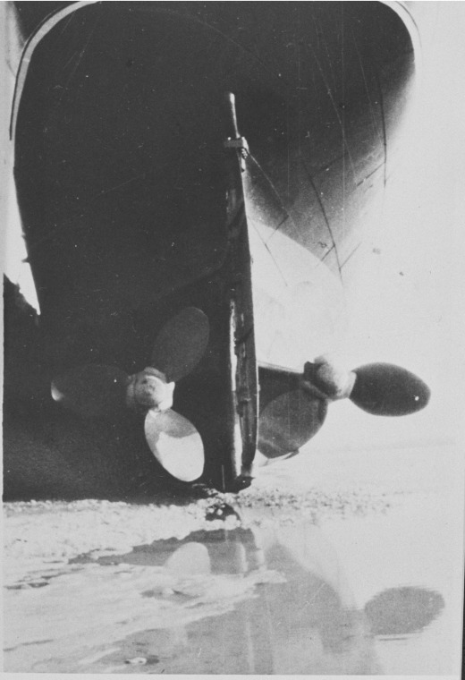 Steamships at Broome Jetty at low tide. - JPG 70.9 KB