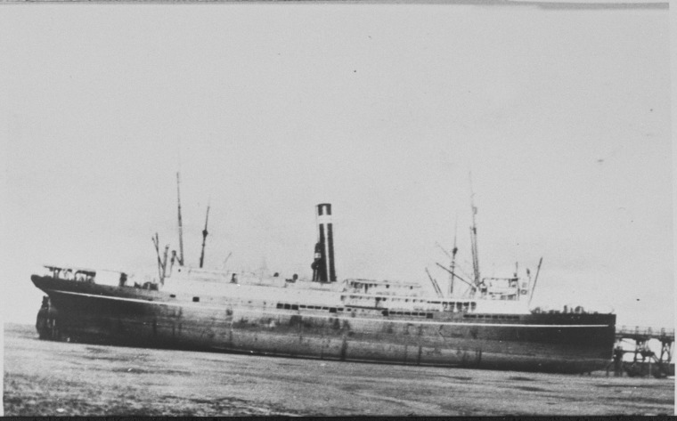Steamships at Broome Jetty at low tide. - JPG 63.8 KB