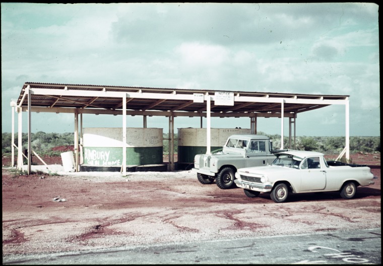 Life saving water tanks on route Carnarvon to Onslow. - JPG 119.3 KB