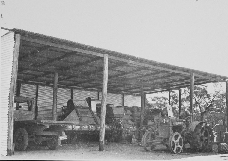 Machinery shed with agricultural machinery on Loc 1913 (Milverton farm ...