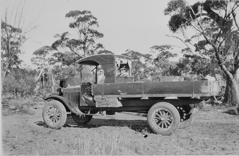 The Cook brothers' Model T Ford truck at Beacon. - JPG 133.7 KB