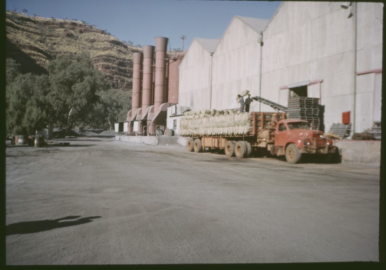 Wittenoom mine and town. - JPG 81.6 KB