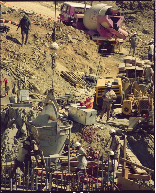 The new Victoria Dam under construction, 13 February 1991. - JPG 219.4 KB