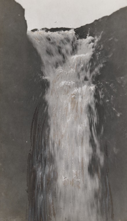 Waterfall near Port George IV Mission, Camden Harbour. - JPG 65.0 KB