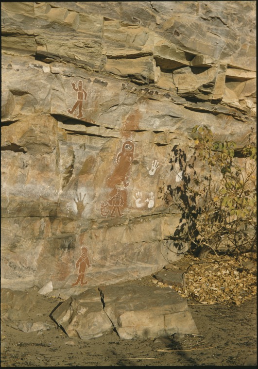 Rock paintings near Forrest River Mission. - JPG 157.3 KB