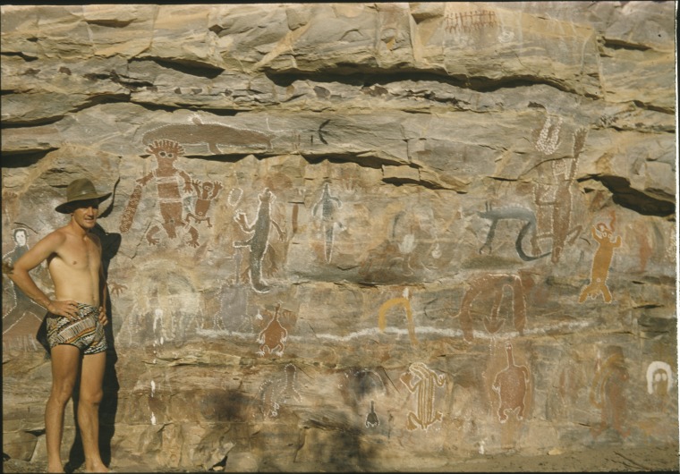 Rock paintings near Forrest River Mission. - JPG 136.9 KB