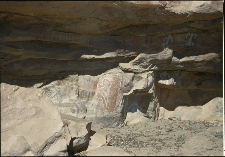 Rock paintings near Forrest River Mission. - JPG 110.0 KB