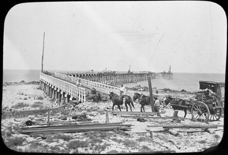 Point Samson Jetty under construction. - JPG 122.9 KB