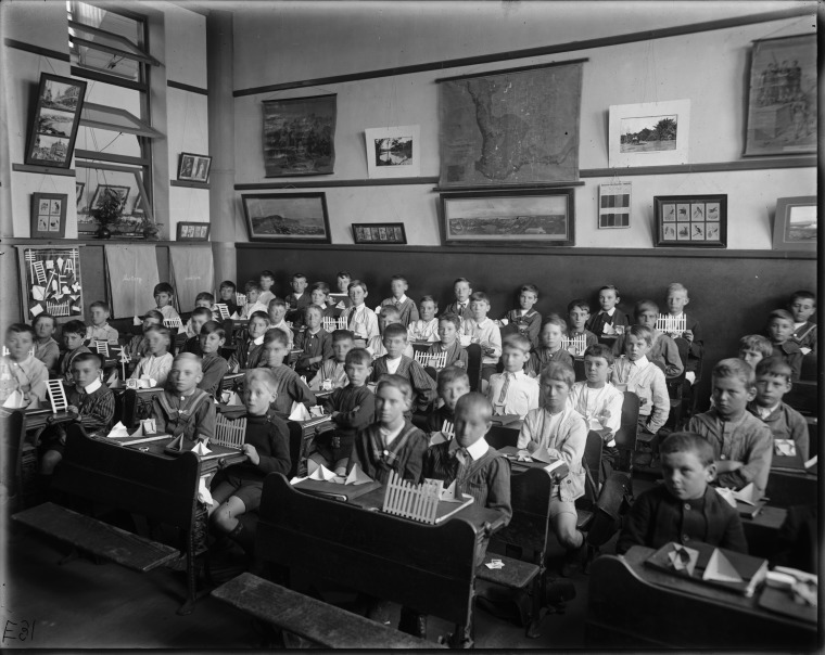 School children in class, Western Australia. - JPG 125.0 KB
