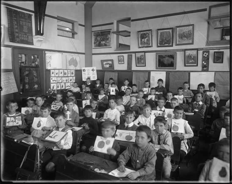 School children in class, Western Australia. - JPG 126.3 KB