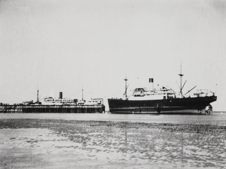 SS Koolinda at the Broome Jetty and the SS Centaur. - JPG 82.3 KB