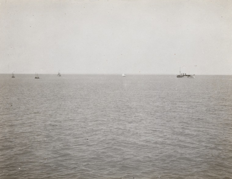 Roebuck Bay, Broome. HMAS Geranium and SS Governor Musgrave. - JPG 92.1 KB