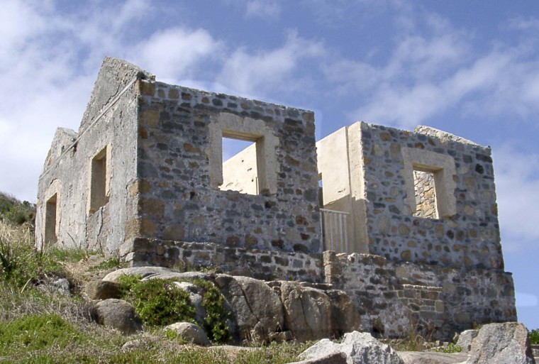 Ruins of the Point King lighthouse keeper's house near Albany. - JPG ...