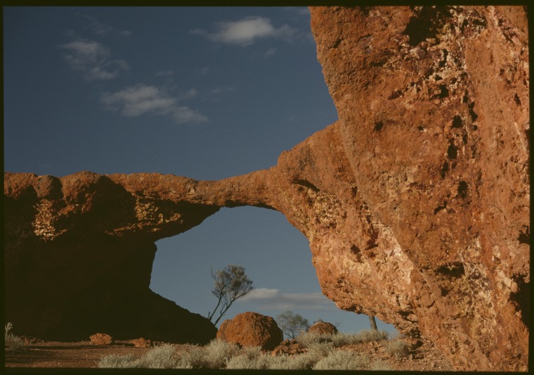 London Bridge rock formation near Sandstone. - JPG 112.8 KB