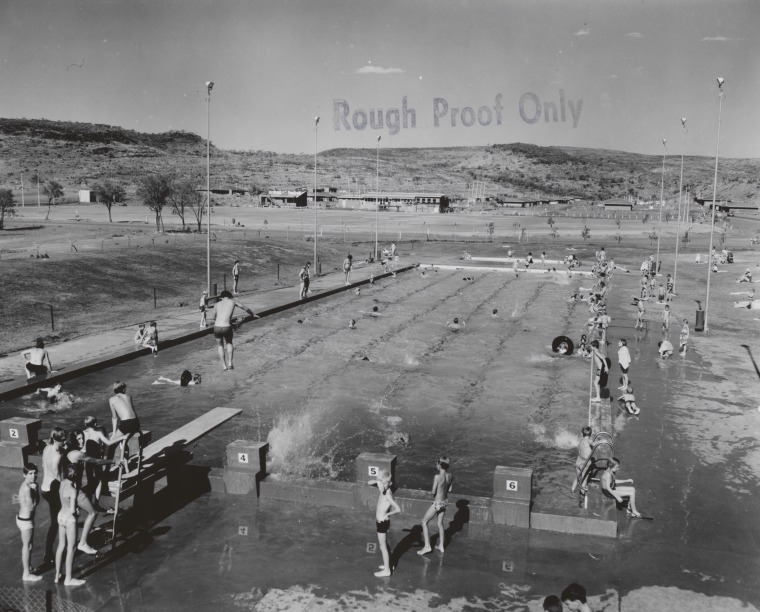 Tom Price swimming pool. - State Library of Western Australia