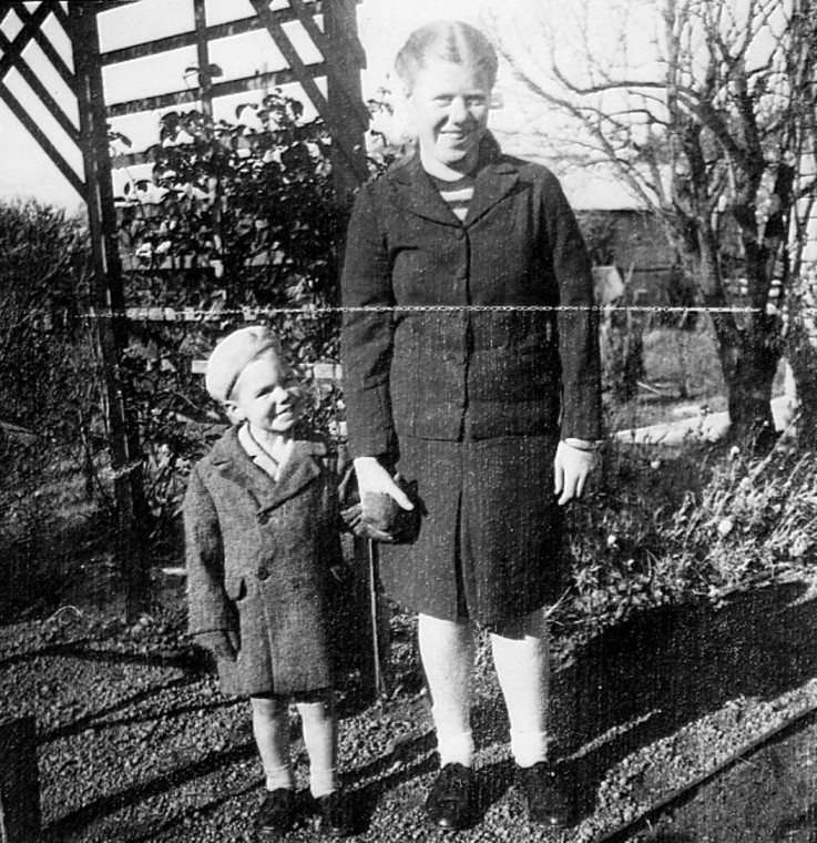 Rhys Walker and Betty True, Collie W.A. - JPG 205.1 KB