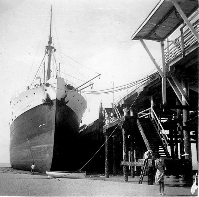 The Koolinda grounded at Broome Jetty at low tide. - JPG 127.4 KB
