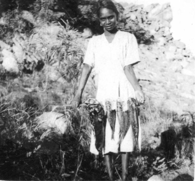 Nancy fishing on Sunday Island. - JPG 107.8 KB