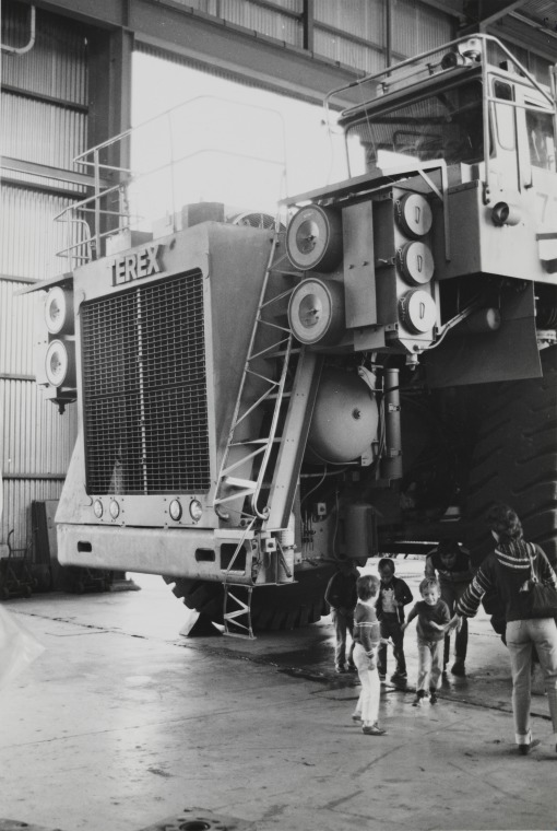 Hamersley Iron open day at Paraburdoo, 9 June 1984. - JPG 102.3 KB
