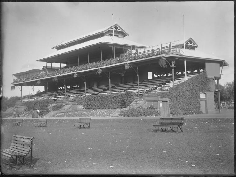 Grandstand, Kalgoorlie Racecourse. - JPG 112.5 KB
