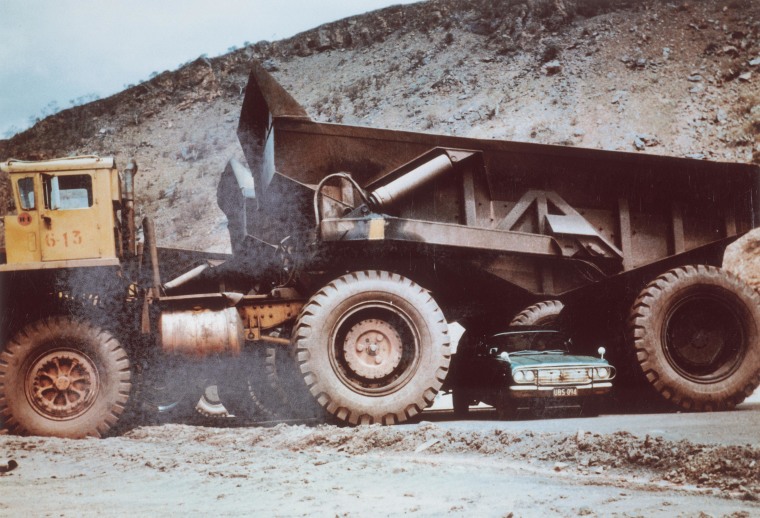 A car parked underneath a mine haul truck at Mt Tom Price. - JPG 127.5 KB