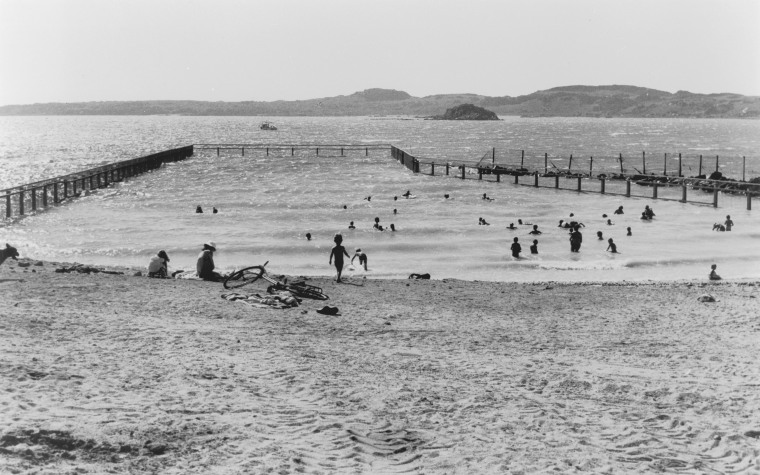Ocean pool at Dampier with its protective fence. - JPG 110.5 KB