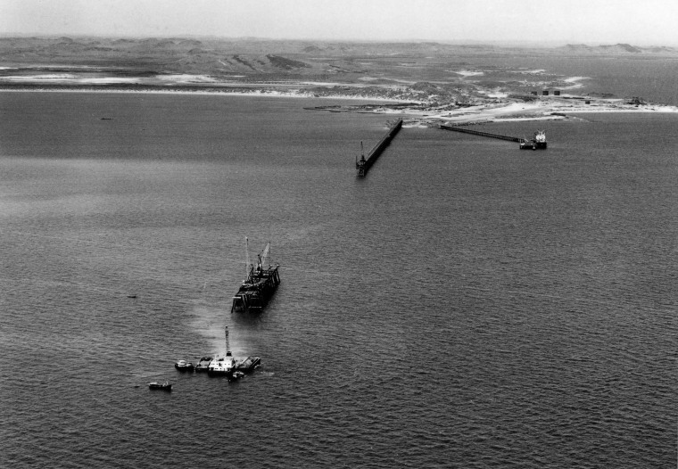 Cape Lambert ore wharf under construction. - JPG 128.2 KB
