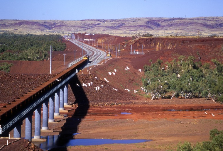 Crossing the Robe River to Mesa J. - JPG 135.8 KB