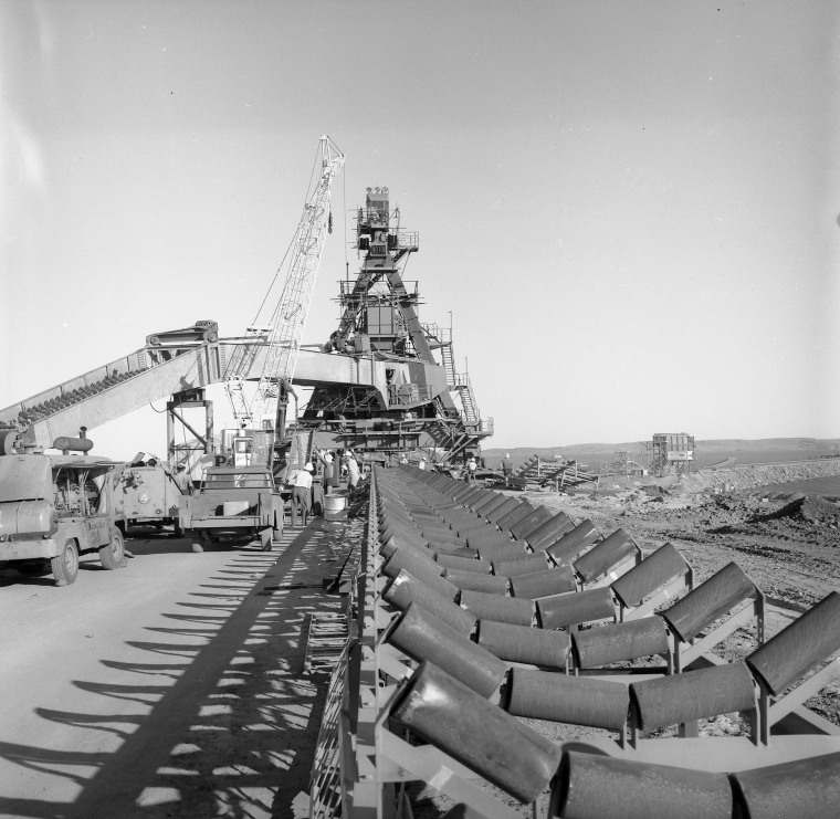 Hamersley Iron port and iron ore processing plant under construction at ...