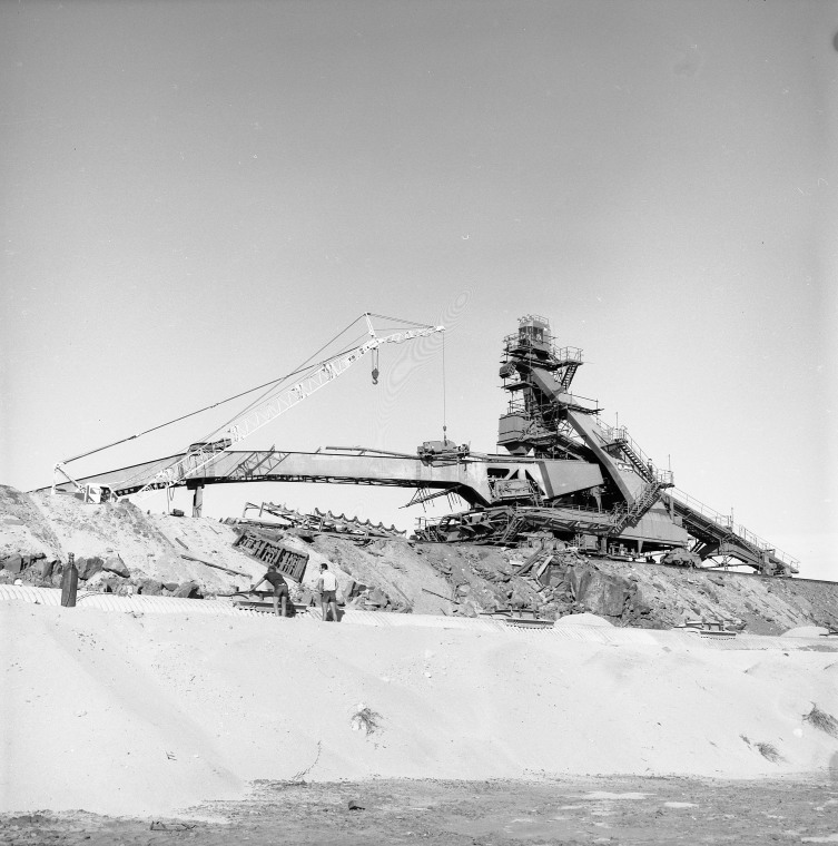 Hamersley Iron port and iron ore processing plant under construction at ...