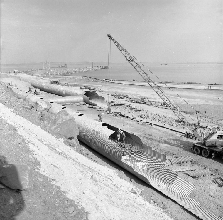 Hamersley Iron port and iron ore processing plant under construction at ...
