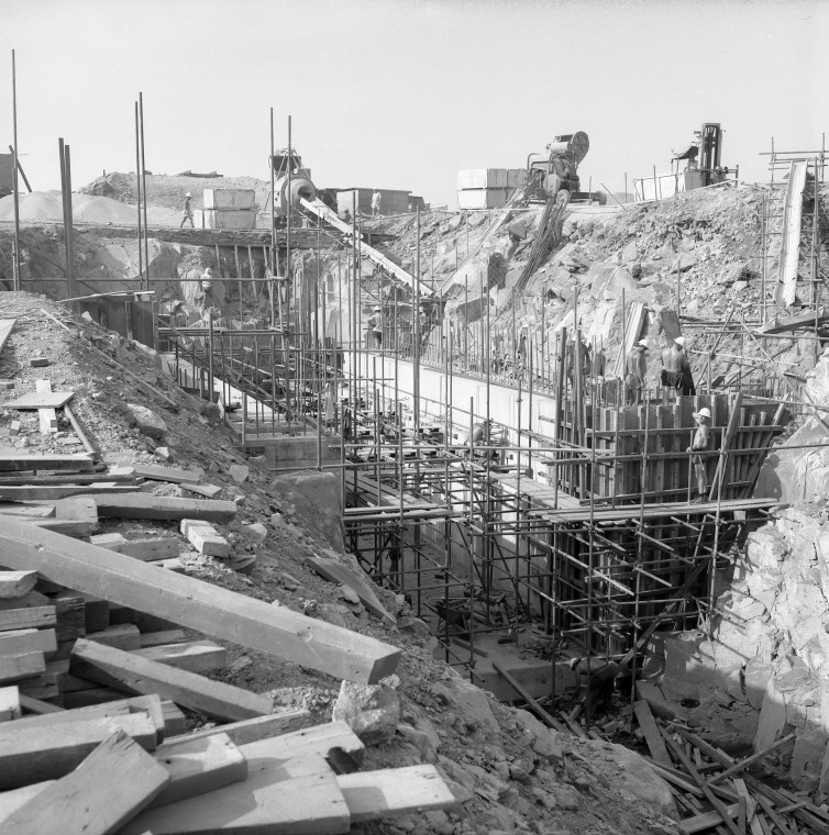 Hamersley Iron port and iron ore processing plant under construction at ...
