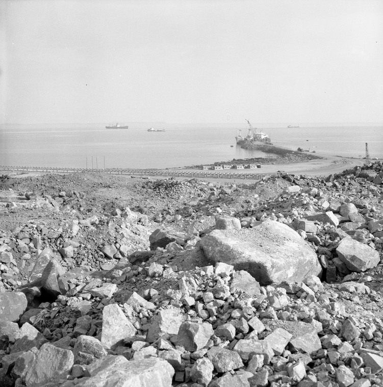 Hamersley Iron port and iron ore processing plant under construction at ...