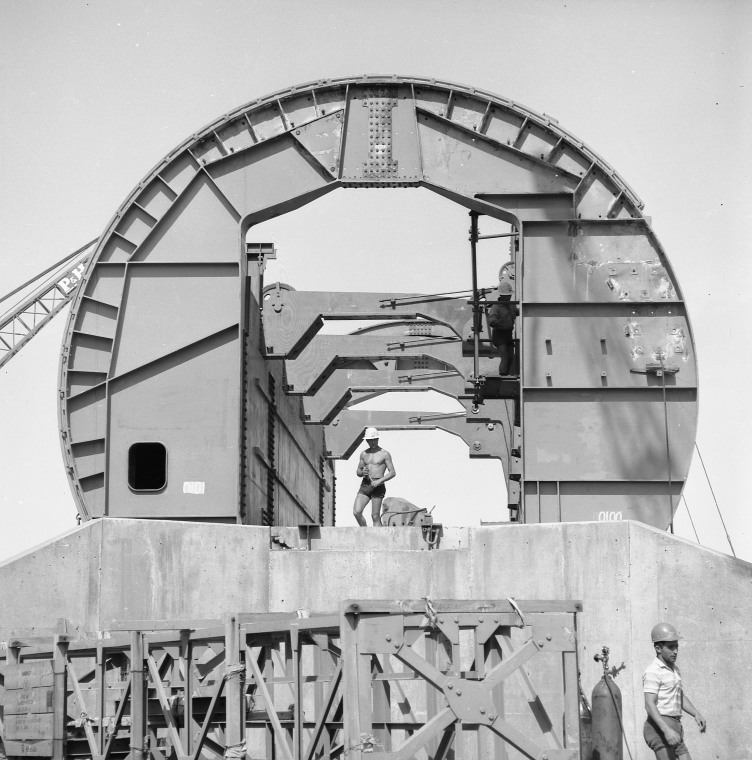 Hamersley Iron port and iron ore processing plant under construction at ...