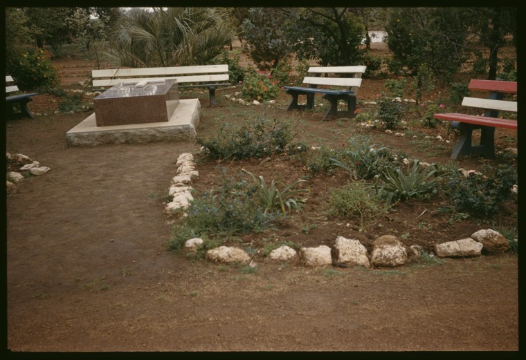 Brother Keaney's grave and memorial at Bindoon. - JPG 130.9 KB