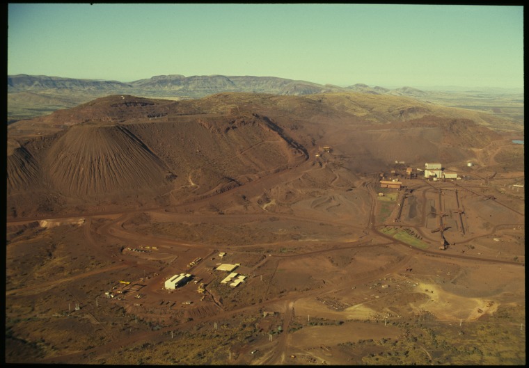 Mt Tom Price mine. - JPG 100.0 KB
