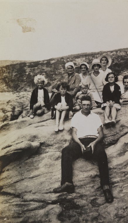 Members of the Rea family in the South West. - JPG 99.6 KB