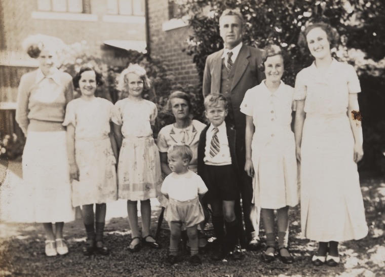 Samuel and Mary Rea and family. - JPG 95.8 KB