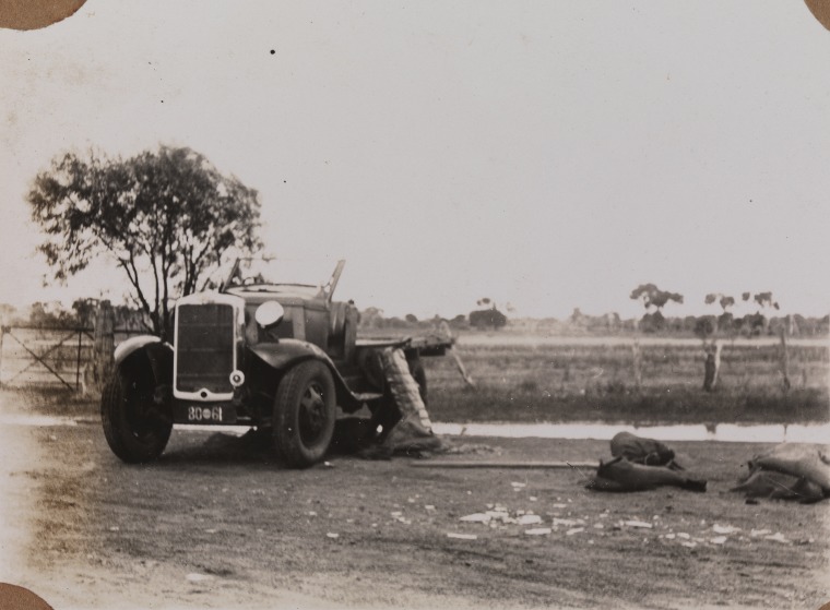 Wreckage of a vehicle with number plate BO-61 near Beverley. - JPG 85.4 KB